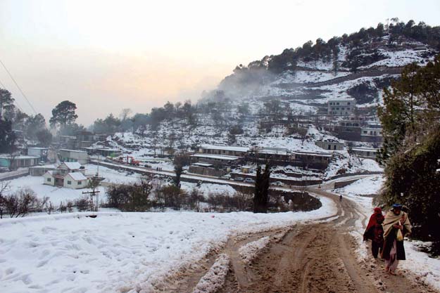 Snowfall in Islamabad: Margalla Hills turn white after a decade ...