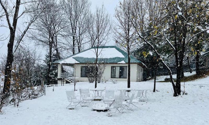Tourists flock to Murree to enjoy season’s first snowfall - Islamabad Scene